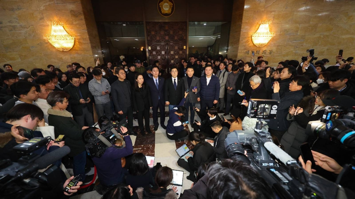 Güney Kore'de sıkıyönetim kararı Parlamento tarafından geçersiz ilan ...